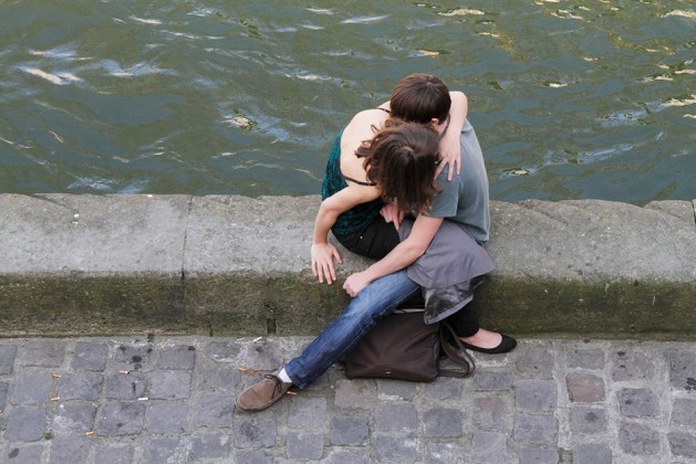 15+ images show romantic French kisses along Seine river over time ...