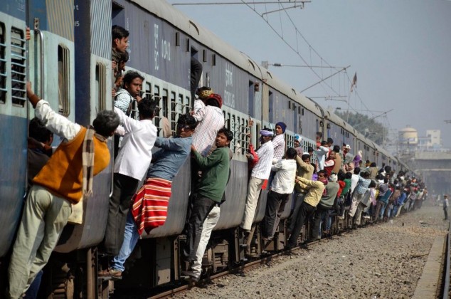 14+ incredible photos show crazy crowded train in India - Living ...