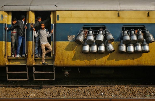 14+ incredible photos show crazy crowded train in India - Living ...