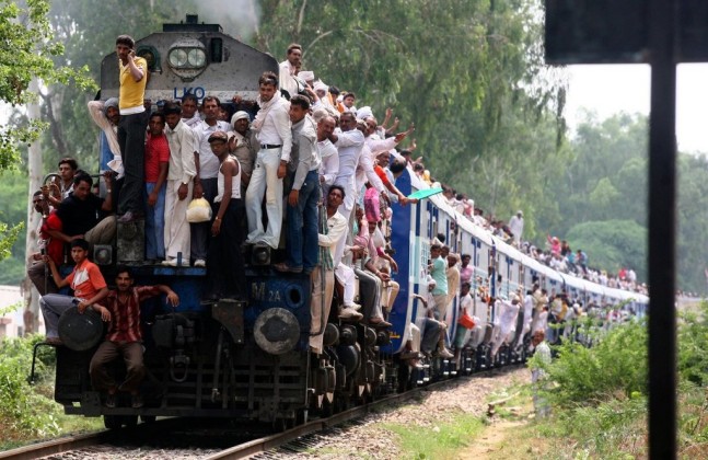 14+ incredible photos show crazy crowded train in India - Living ...