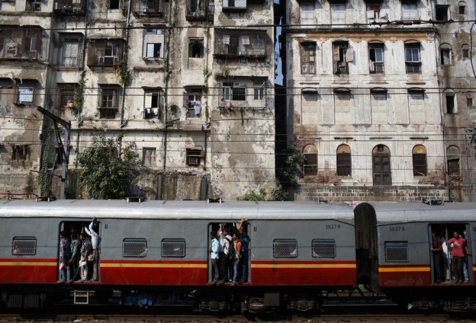 14+ incredible photos show crazy crowded train in India - Living ...