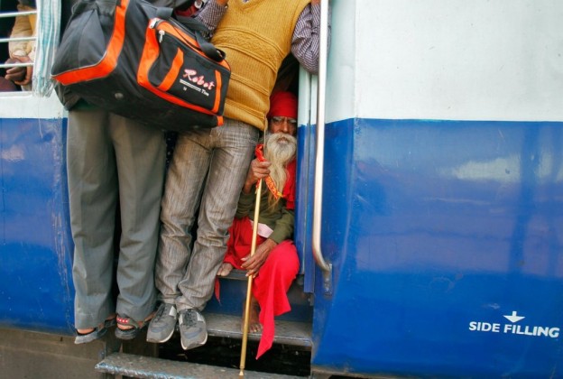 14+ incredible photos show crazy crowded train in India - Living ...