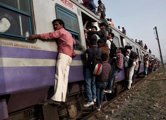 14+ incredible photos show crazy crowded train in India - Living ...