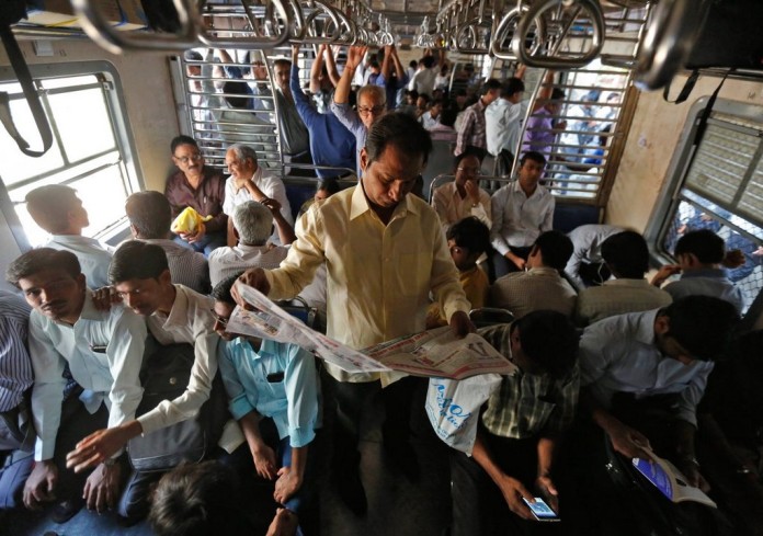 14+ incredible photos show crazy crowded train in India - Living ...