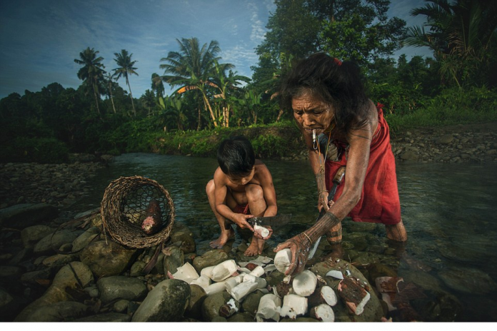 22+ incredible pictures capture the beauty of the Mentawai Tribe ...