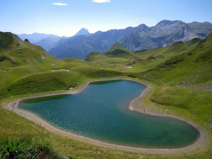 30 beautiful heart shaped lakes in the world - Living + Nomads – Travel ...