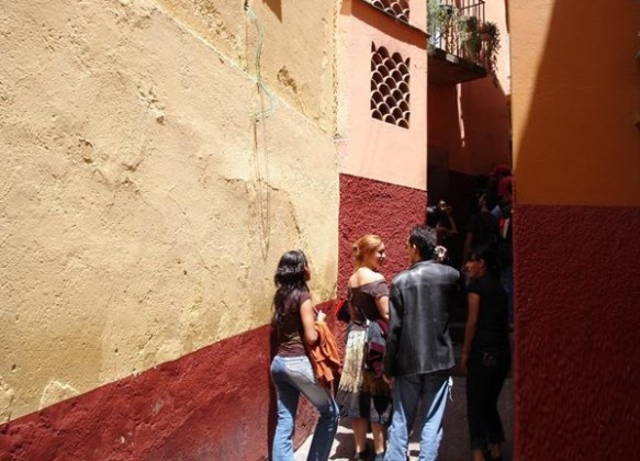 Explore El Callejon del Beso Guanajuato — The kissing alley gets its ...