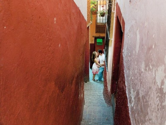 Explore El Callejon del Beso Guanajuato — The kissing alley gets its ...