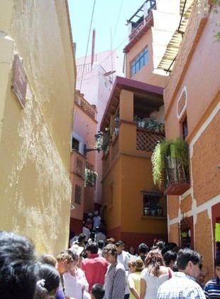 Explore El Callejon del Beso Guanajuato — The kissing alley gets its ...