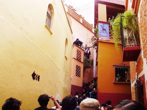 Explore El Callejon del Beso Guanajuato — The kissing alley gets its ...