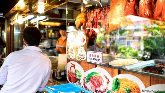 Tasting Hainanese chicken rice – One of the most Singaporean famous ...