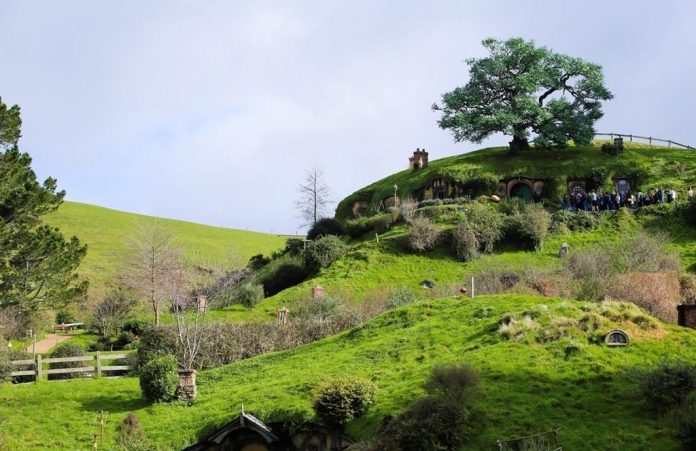 Review of The Hobbit film set in The Lord of the Rings - Living ...