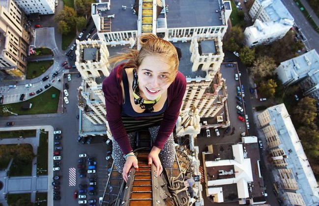 This Russian girl takes selfies from terrifying heights - Living ...