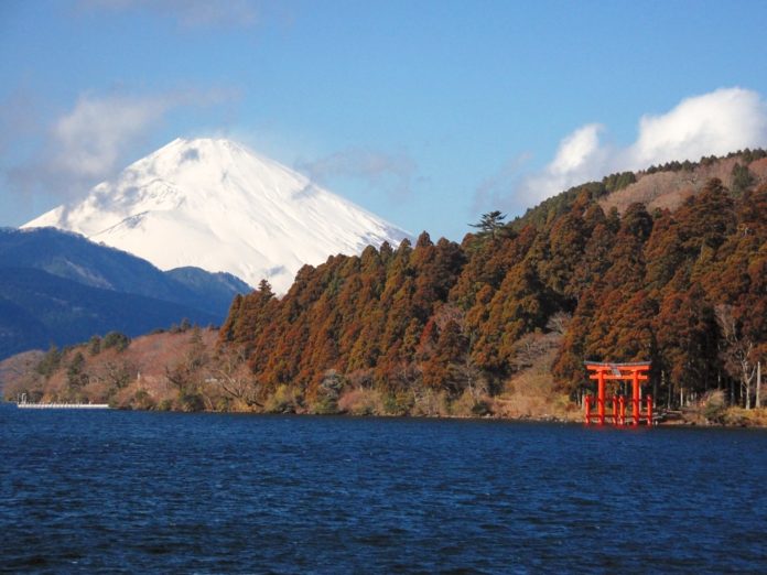 Explore Lake Ashinoko — One of the most beautiful lakes in Japan ...