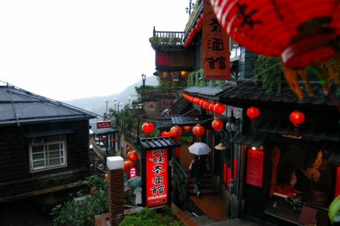Jiufen Shifen day trip — How to visit Jiufen and Shifen in one day from ...