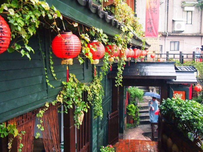 Visit Fuhe Bridge Flea Market (Fuhe Flea Market Taipei) — Discover one ...