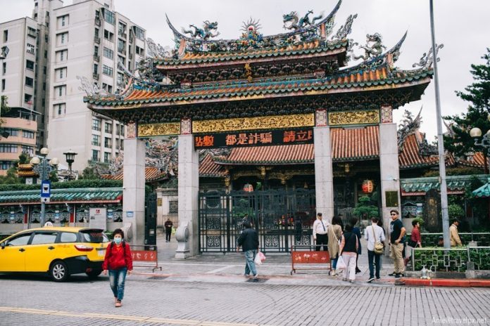 longshan temple taipei, wanhua, taipei itinerary 4 days blog,taipei ...