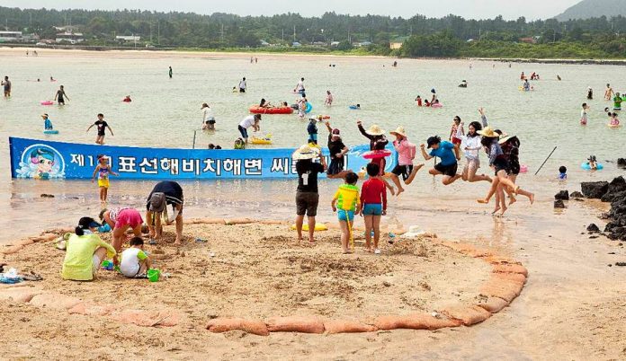 Pyoseon beach (2) - Living + Nomads – Travel tips, Guides, News ...