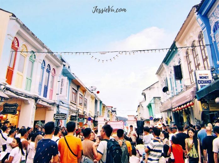 Explore Phuket weekend night market — Enjoy shopping at Phuket's most ...