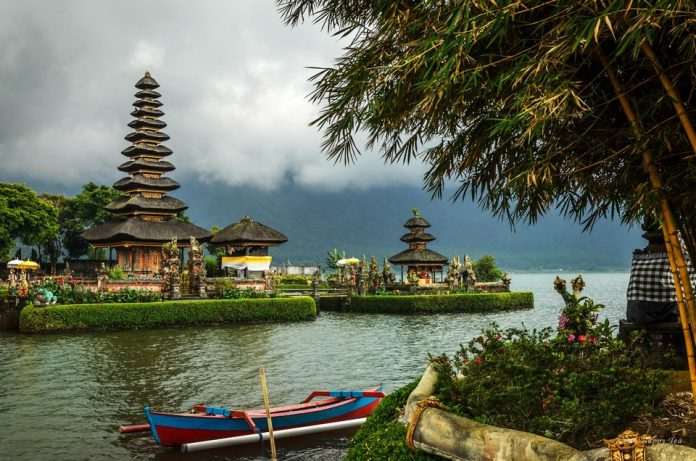 Visit Pura Ulun Danu Bratan Temple Bali — The Bali's most impressive floating temple - Living ...