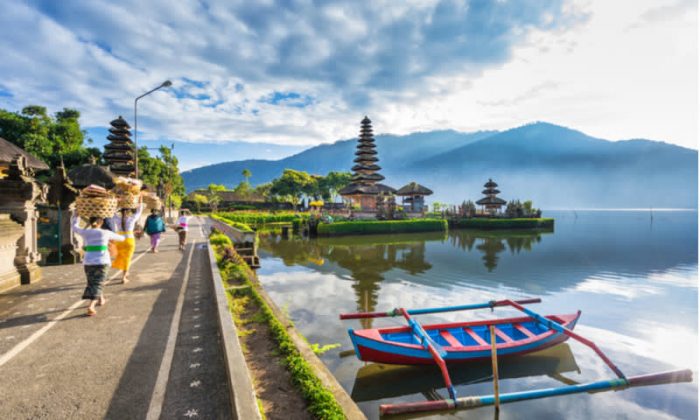 Visit Pura Ulun Danu Bratan Temple Bali — The Bali's most impressive floating temple - Living ...