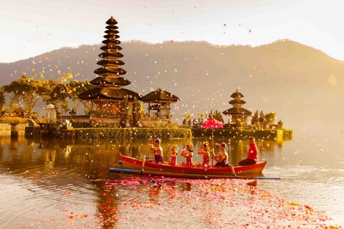 Visit Pura Ulun Danu Bratan Temple Bali — The Bali's most impressive floating temple - Living ...