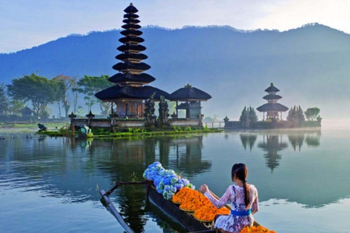 Visit Pura Ulun Danu Bratan Temple Bali — The Bali's most impressive floating temple - Living ...