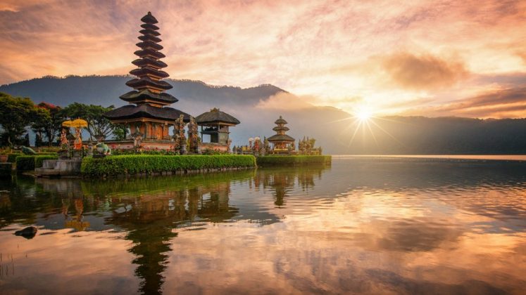 Visit Pura Ulun Danu Bratan Temple Bali — The Bali's most impressive floating temple - Living ...