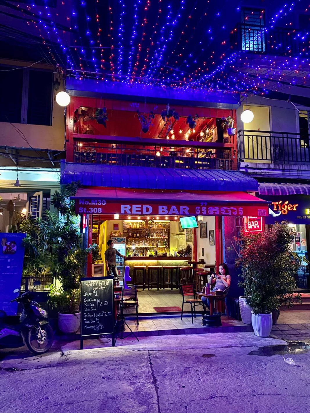 Pontoon Bar phnom penh - Living + Nomads – Travel tips, Guides, News & Information!