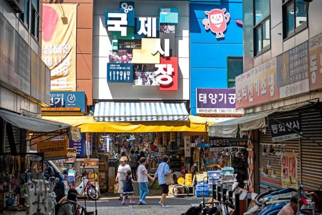 9+ most famous & best markets in Seoul & South Korea - Living + Nomads ...