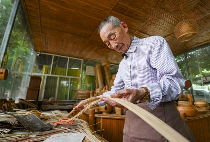 What to buy in Chengdu? 13+ must-have Chengdu souvenirs & best things ...