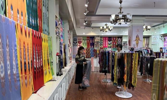What to buy in Xinjiang? 15+ must buy Xinjiang souvenirs & best things ...